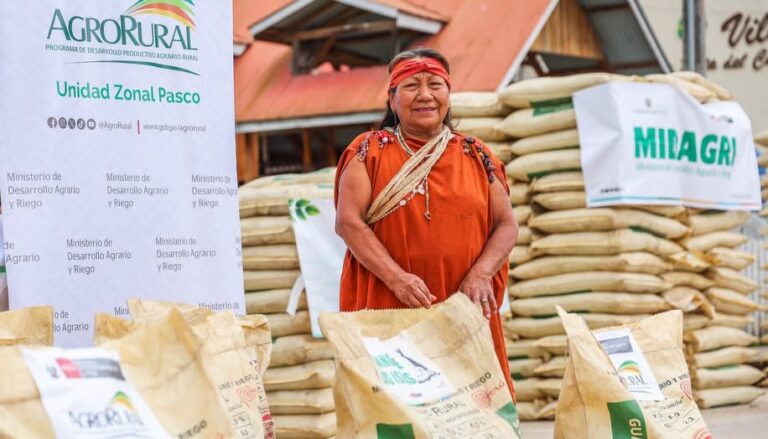 Productores cafetaleros de Pasco reciben fertilizante para enfrentar la ...